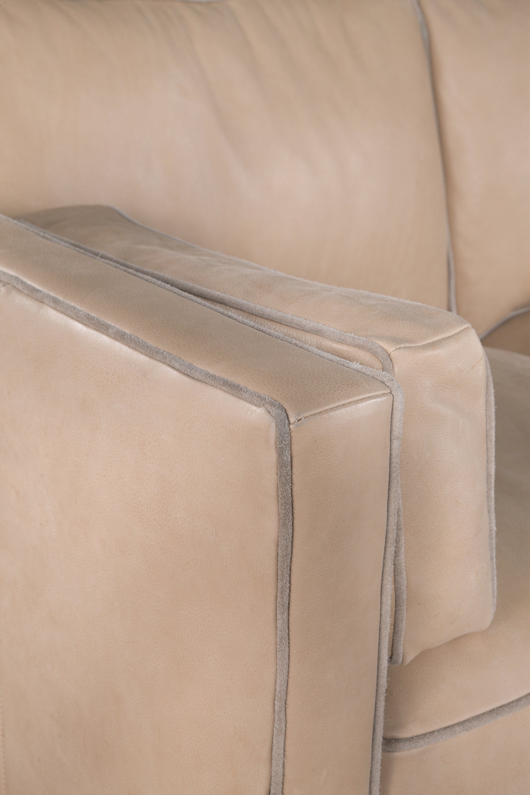 2102 WYNN SWIVEL CHAIR – Olivia + Quinn